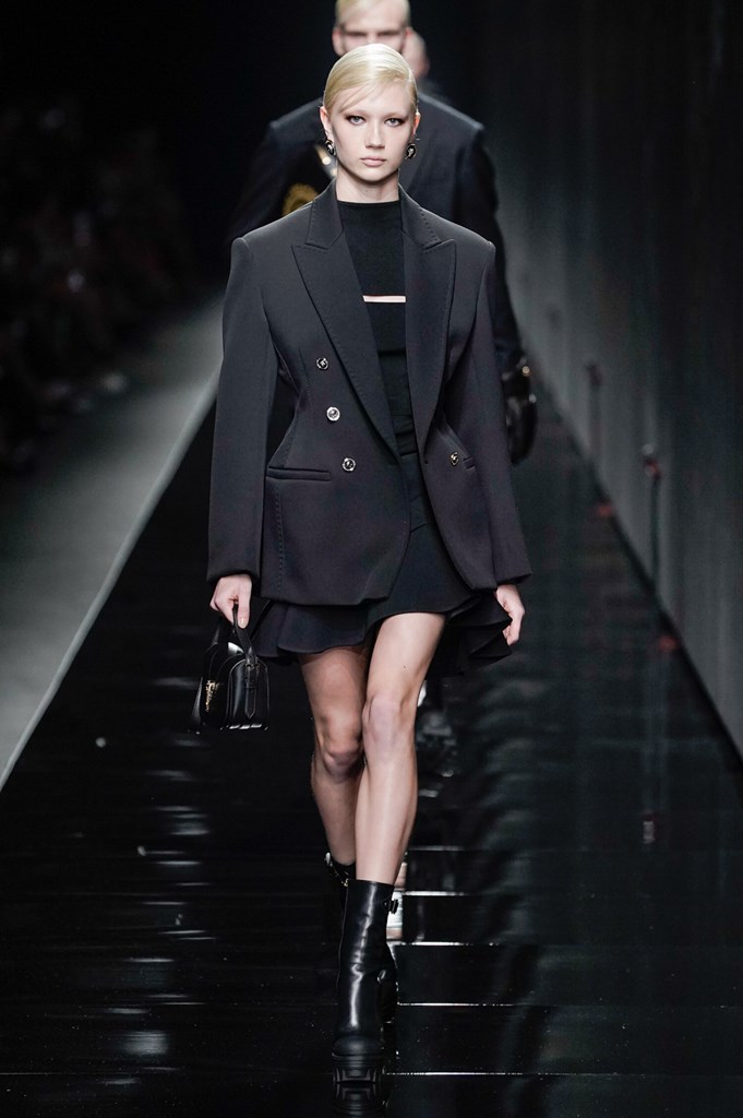 Versace schiera un esercito di top model alla Milano Fashion Week 2020