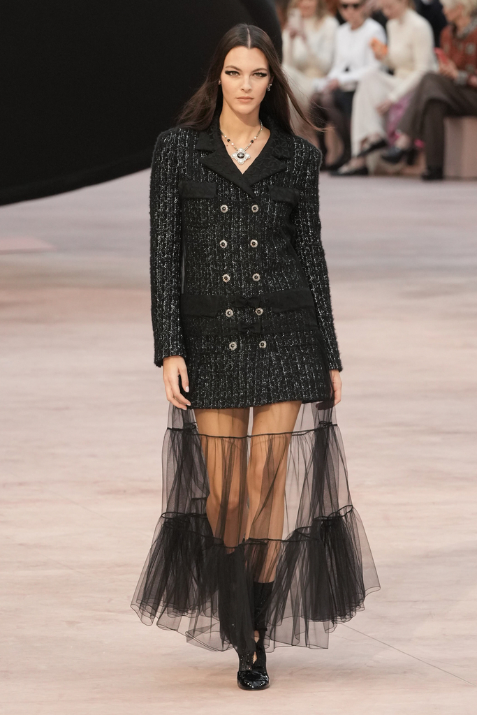 Nuovo tweed e maxi perle: la sfilata di Chanel A/I 2025-26 | Amica
